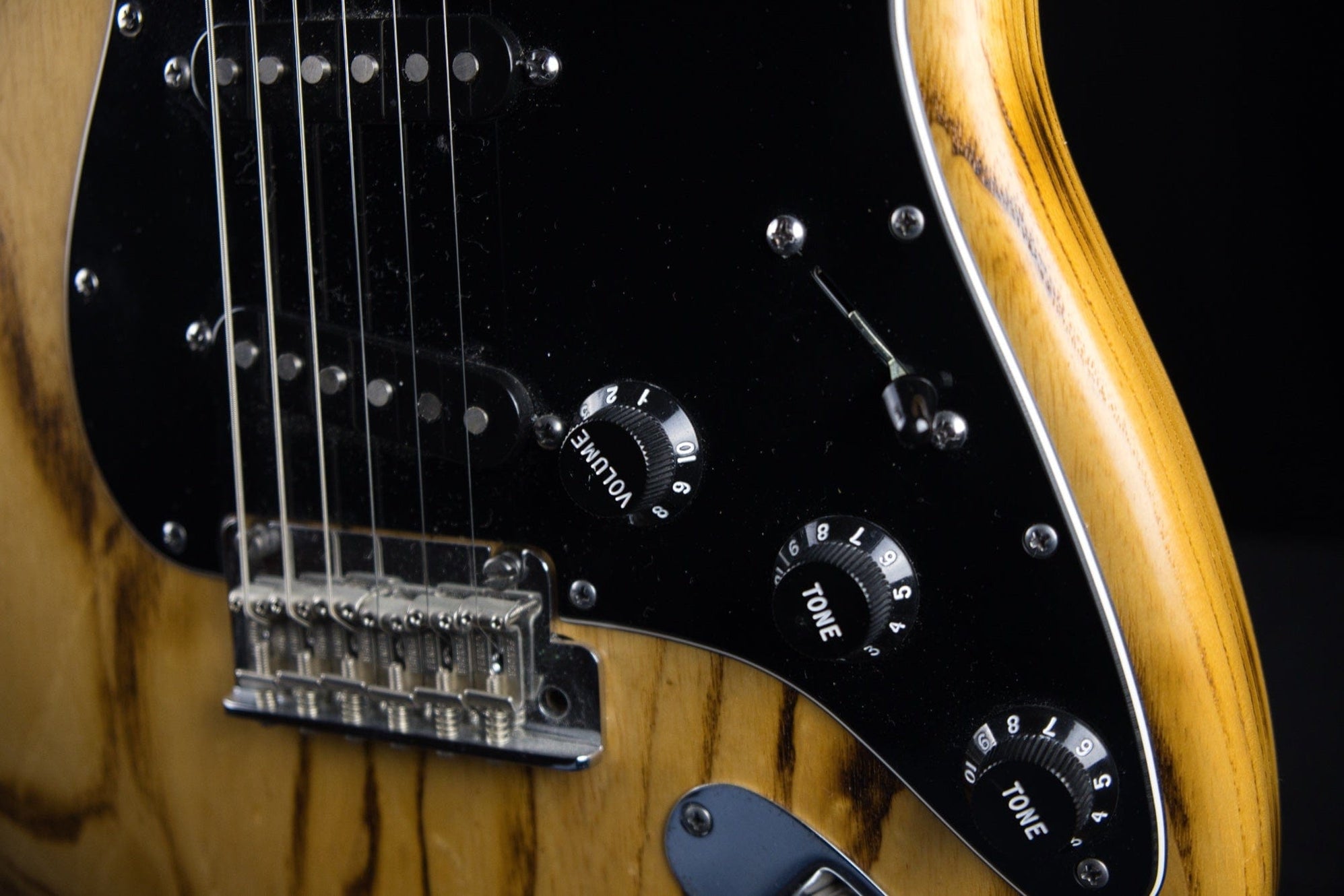 Pre-Owned Fender 2013 Limited Edition Burnt Ash Stratocaster Natural C ...